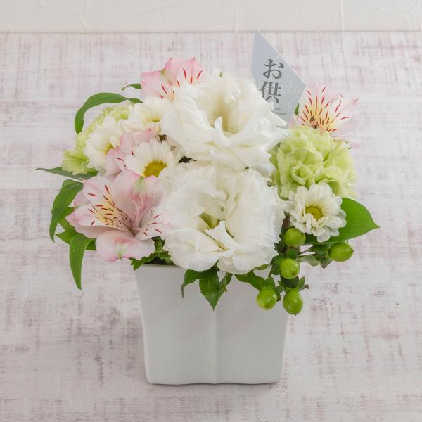 ■お届け 3日後以降でご指定可■注文締切2026/09/27　14:00までアレンジメントなのでそのままお飾りいただくことができ、お届け先様の手をわずらわせません。お供え用として長く飾れるように、カーネーションやリシアンサス、アルストロメリ...