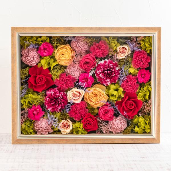 ■お届け 3日後以降でご指定可■注文締切2026/03/28　14:00まで日比谷花壇シニアデザイナー西澤真実子が贈るスペシャルギフト。大輪のダリアをメインに、赤や黄色、ピンクのバラが咲き誇る様子を描いた豪華なフレームアートです。リサイクル...