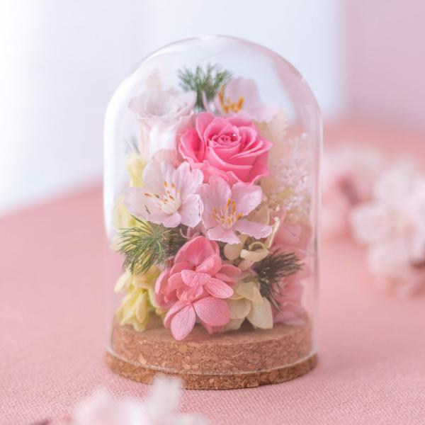 ■お届け2026/1/9 から 2026/4/30まで 3日後以降でご指定可■注文締切2026/04/27　14:00までガラスドームの中で美しく咲き続けるアーティフィシャルフラワーの「桜」とプリザーブドフラワーの「バラ」が、お部屋に一足早...