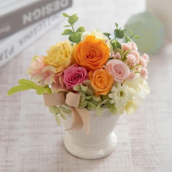 ■お届け 3日後以降でご指定可■注文締切2026/06/27　14:00までオレンジ、イエロー、ピンクのミックスカラーの優しい色合いが可愛らしくお部屋を彩ります。ホワイトの花器が上品な印象を与え、どなたにも喜んでいただける贈り物です。