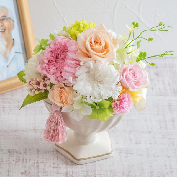 ■お届け 3日後以降でご指定可■注文締切2026/06/27　14:00まで優しい色合いのバラやマムをあしらった心安らぐメモリアルアレンジメントです。お手入れいらずでそのまま飾ることのできるプリザーブド＆アーティフィシャルフラワーのアレンジ...