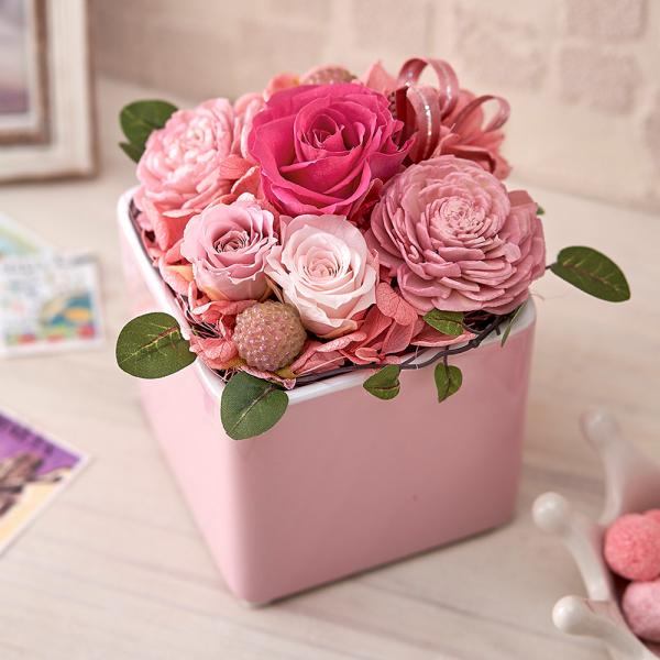 ■お届け 3日後以降でご指定可■注文締切2026/06/27　14:00までスクエア型の器にかわいらしい花々をぎゅっとつめこみました。玄関やリビング、オフィスのデスクなどに、気軽に置ける手のひらサイズのデザインです。スタンダードな飾り方はも...