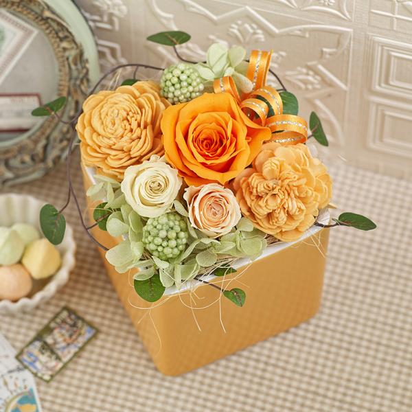 ■お届け 3日後以降でご指定可■注文締切2026/06/27　14:00までスクエア型の器にかわいらしい花々をぎゅっとつめこみました。玄関やリビング、オフィスのデスクなどに、気軽に置ける手のひらサイズのデザインです。スタンダードな飾り方はも...