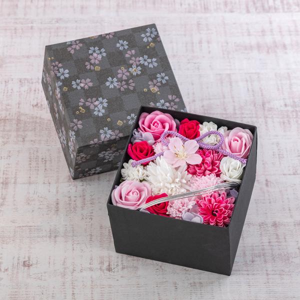 ■お届け 5日後以降でご指定可■注文締切2025/12/24　14:00まで箱を開けたらパッと華やぐ、石鹸素材のアレンジメント。