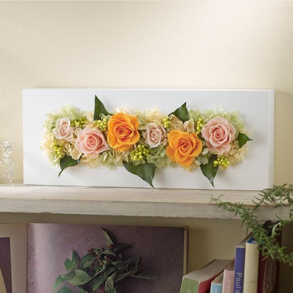 ■お届け 3日後以降でご指定可■注文締切2026/06/27　14:00まで爽やかなホワイトのフレームにローズガーデンの風景をイメージしてプリザーブドフラワーをあしらいました。オレンジ色で明るいイメージで、季節を問わずお楽しみいただけるデザ...