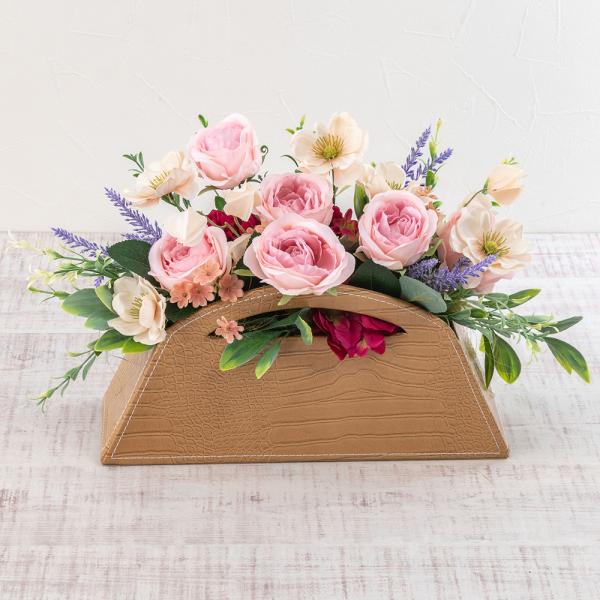 ■お届け 3日後以降でご指定可■注文締切2026/03/28　14:00までモダンなバッグ型のウェアにたっぷりのバラや小花をアレンジしました。ピンクの花にラベンダーのパープルをアクセントにして可愛く華やかな雰囲気の花を集めました。ベージュ色...