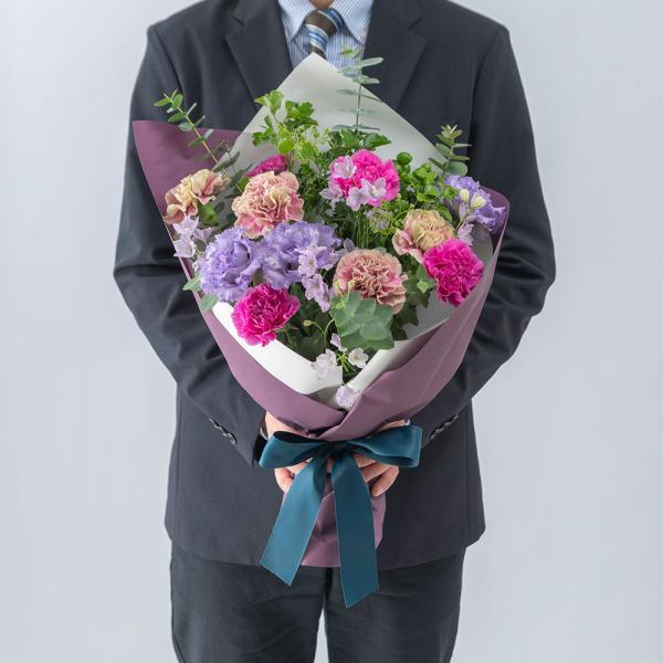■お届け2026/1/9 から 2026/3/31まで 3日後以降でご指定可■注文締切2026/03/28　14:00まで「感謝」の花言葉を持つピンクのカーネーションと、「敬愛」を意味するパープルの花々を贅沢に束ねました。 華やかながらも深...