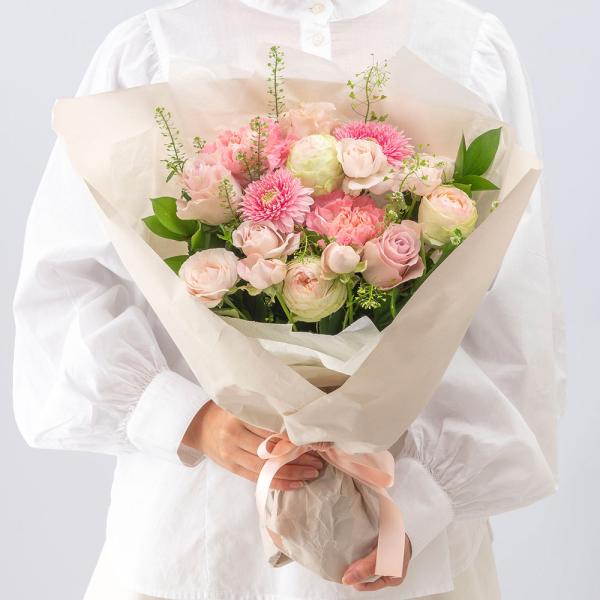 ■お届け2026/4/1 から 2026/5/31まで 3日後以降でご指定可■注文締切2026/05/28　14:00までこの季節のおすすめのお花は「バラ」。「感謝」「感銘」という花言葉を持つ鮮やかなピンクのバラをメインにピンクのグラデーシ...