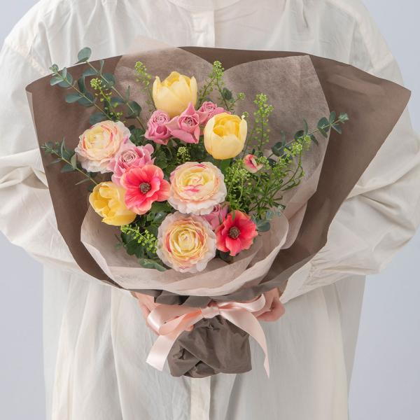 ■お届け2026/2/1 から 2026/2/28まで 3日後以降でご指定可■注文締切2026/02/25　14:00まで幾重にも重なる花びらが「晴れやかな魅力」を放つラナンキュラス。 そして、一歩ずつ春へと向かうチューリップ。 ブラウンの...