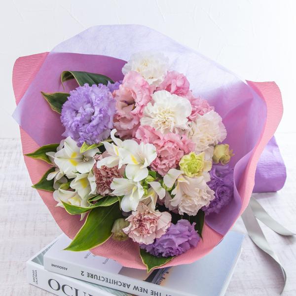 ■お届け 3日後以降でご指定可■注文締切2026/09/27　14:00まで色とりどりのリシアンサスに、やさしい色合いのカーネーション。気品をもった穏やかな色調の花束です。大切な方への祈りを込めて。花束はほどいて、対にしてお飾りいただけます。