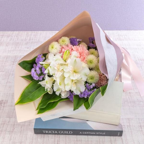 ■お届け 3日後以降でご指定可■注文締切2026/07/28　14:00まで白と淡いピンク色や紫色でまとめた優しい雰囲気の花束です。帰省の際のお墓参りやお仏壇のお供え、四十九日以降の命日やご法要におすすめです。2組の花束がまとまっているので...