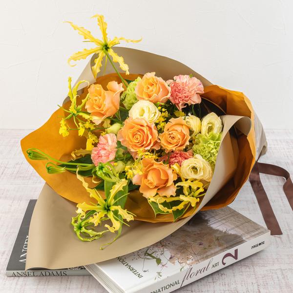 ■お届け 3日後以降でご指定可■注文締切2026/05/28　14:00まで大切な方へ贈る、明るく煌めくようなお祝いの花束です。オレンジの大輪バラとイエローのグロリオサリリーやリシアンサス、オンシジウムの花々が大切な方の門出や記念日を彩りま...