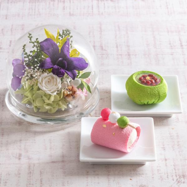 ■お届け 3日後以降でご指定可■注文締切2026/09/27　14:00までガラスドームに咲く枯れない花と、ちりめん細工の和菓子が静かに寄り添うセット商品。花々が穏やかな祈りの空気をまとい、ちりめんの細工が彩りと優しさを添えます。華美になら...