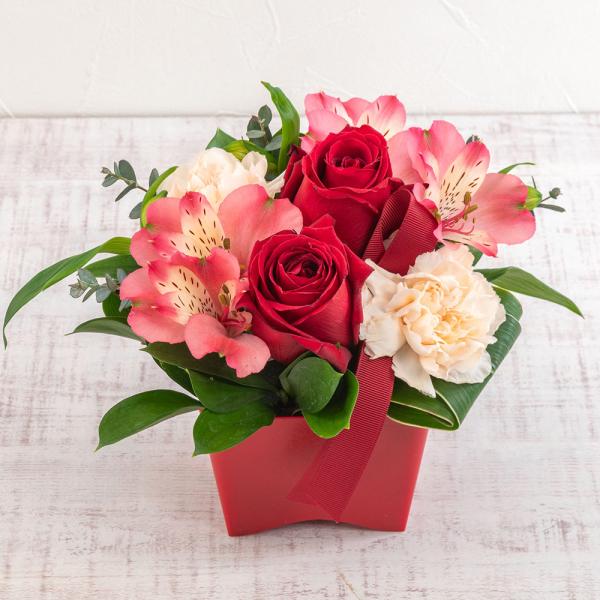 ■お届け 3日後以降でご指定可■注文締切2026/03/28　14:00までレッド系で華やかな印象のアレンジメントは、お祝い用途の贈り物にぴったり。その日に入荷している花材の中から種類はおまかせください。