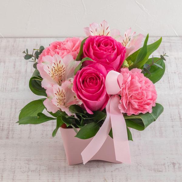 ■お届け 3日後以降でご指定可■注文締切2026/03/28　14:00までピンク系でロマンティックな雰囲気の可愛らしい印象のアレンジメント。お祝いにおすすめです。その日に入荷している花材の中から種類はおまかせください。