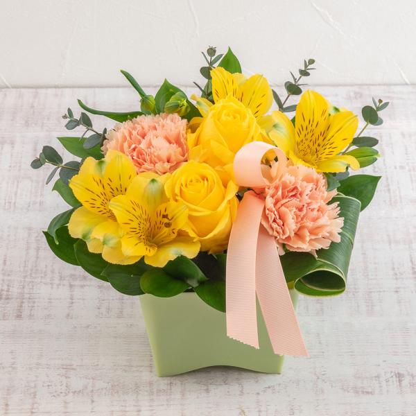 ■お届け 3日後以降でご指定可■注文締切2026/03/28　14:00までビタミンカラーのオレンジイエローが見ているだけで元気がでるようなアレンジメント。その日に入荷している花材の中から種類はおまかせください。