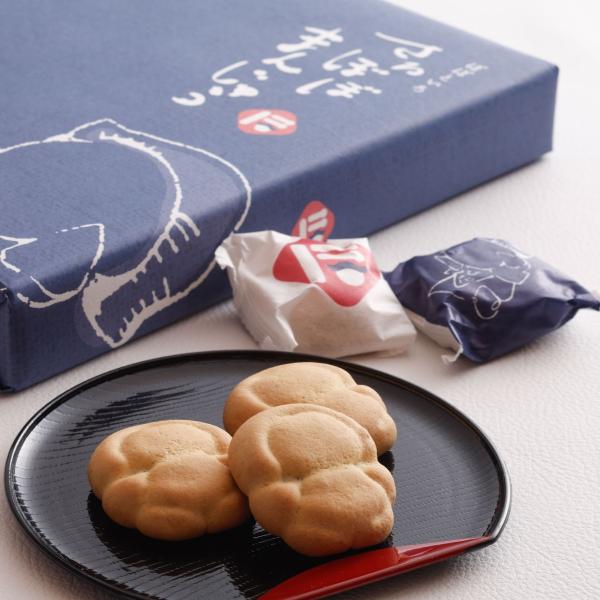 商品名：さるぼぼまんじゅう　〜ぼぼといろ〜　12個箱入■ 風味豊かなミルク餡まんじゅうをご堪能ください！「さるぼぼまんじゅう　〜ぼぼといろ〜」は、ミルク餡を贅沢に使用したしっとりとしたまんじゅうです。心を和ませるさるぼぼの姿が、見た目にも楽...