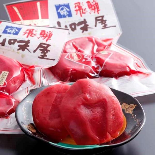 飛騨のお漬物と言えばやっぱり「赤かぶら」。じっくり熟成させることで植物性乳酸醗酵が行われ、独特な酸味と旨みとなります。ご飯のお供、お茶請け、お酒のおつまみにと、一つあれば食卓が華やぐこと間違いなしです。内容量　約230ｇ（個体によって変動あり）