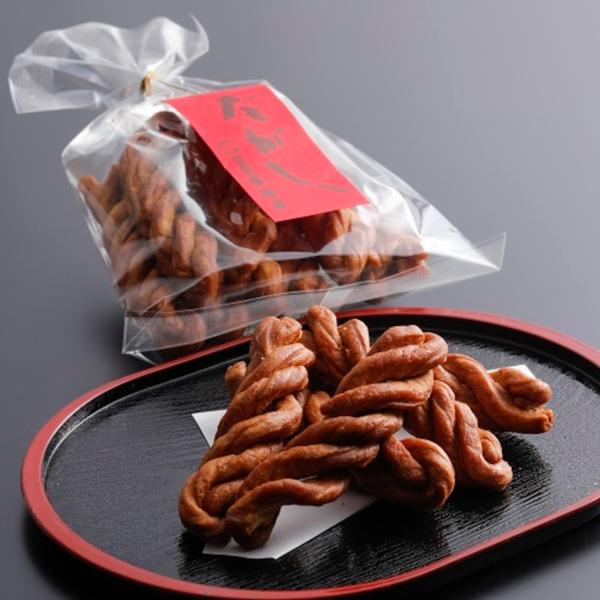 縄状にねじった形が特徴的ななわかりんとう。少し硬めで素朴な味わいがあり、甘さも控えめなのでいくつでも食べられます。一口サイズなので、おやつやお茶うけに最適です。その味は地元、飛騨高山で愛され続けています。素朴ながらも奥深い味わいと心温まるス...
