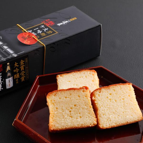 大吟醸をたっぷり染み込ませてじっくり寝かせるという前代未聞の贅沢な熟成ケーキ！開封と同時にふわっと香る大吟醸の爽やかな芳香。ナイフを入れた瞬間しっとりと吸い付くような感触。きめの細かいスポンジは大吟醸をしっかりと吸い込んでなんとも言いがたい...