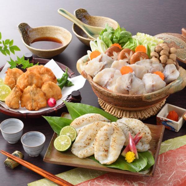 国産のごまふぐを使い、それぞれ素材の味を生かしつつ仕上げた「一汐」「唐揚げ」「ふぐちり」の三種のふく詰合せです。ギフト・お取り寄せに喜ばれる一品。【内容量】・ごまふぐ唐揚150g・ごまふぐちり150g・ごまふぐ一汐150g・ぽん酢・もみじお...