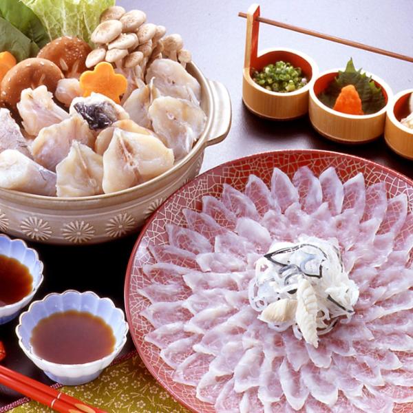 とらふぐならではの絶妙な味わいをお楽しみいただけます。受注から職人が盛り付けたとらふぐ刺身と、鍋いっぱいに広がるとらふぐちりの魅力をたっぷりとご堪能下さい。ギフト・お取り寄せに喜ばれる一品。【内容量】・とらふぐ刺身80g・とらふぐ皮湯引き3...