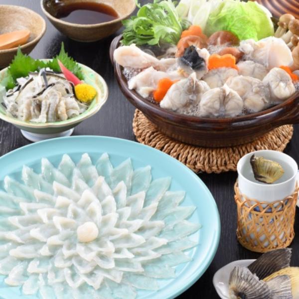とらふぐならではの絶妙な味わいをお楽しみいただく本格的コースです。受注があってからとらふぐ職人が美しく盛り付けたとらふぐ刺しと、鍋いっぱいに広がるとらふぐちりの魅力をたっぷりとご堪能下さい。ギフト・お取り寄せで喜ばれる一品です。【内容量】・...