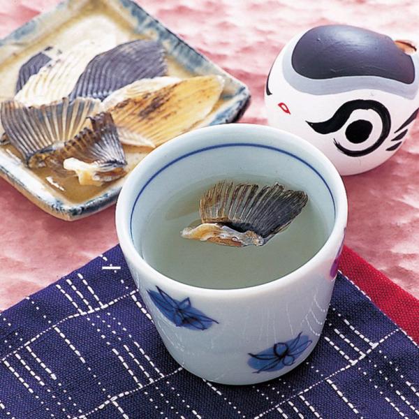 ふぐひれ酒をお手軽にお楽しみいただけるようにとらふぐ干しひれを程良く焼き上げました。そのまま熱燗の日本酒に入れてお試し下さい。一度使ったひれは２〜３回は繰り返し使えます。【内容量】・焼きとらふぐひれ4g【賞味期限】常温365日※この商品は「...