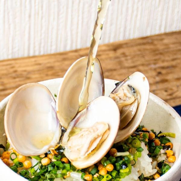 高級海鮮切り身だし茶漬け（ふぐ茶漬の伝統・製法を活かし、レトルト加工された切り身で素材の味・食感そのままに。高級料亭さながらの出汁つゆが決め手の本格お茶漬けの素。ちょっと贅沢な料亭気分でお茶漬けをお楽しみください。【原材料名】〈切り身〉はま...