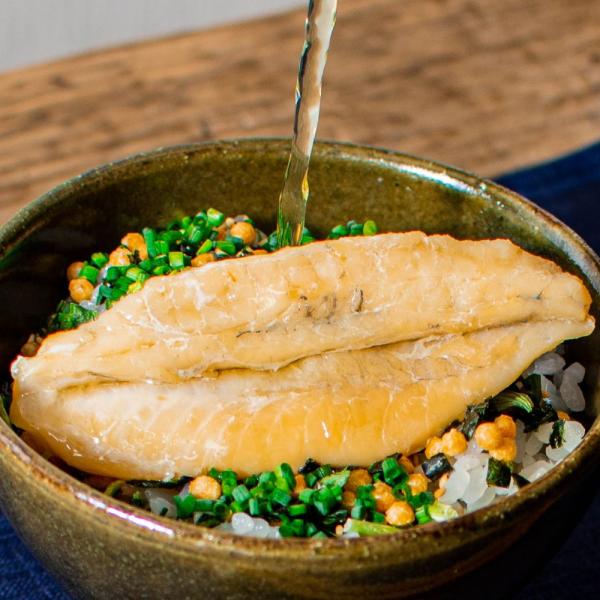 高級海鮮切り身だし茶漬け（ふぐ茶漬の伝統・製法を活かし、レトルト加工された切り身で素材の味・食感そのままに。高級料亭さながらの出汁つゆが決め手の本格お茶漬けの素。ちょっと贅沢な料亭気分でお茶漬けをお楽しみください。【原材料名】〈切り身〉まふ...