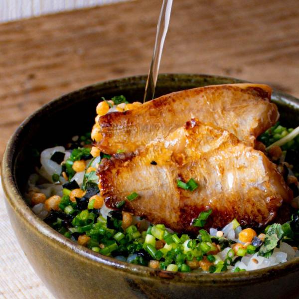 高級海鮮切り身だし茶漬け（ふぐ茶漬の伝統・製法を活かし、レトルト加工された切り身で素材の味・食感そのままに。高級料亭さながらの出汁つゆが決め手の本格お茶漬けの素。ちょっと贅沢な料亭気分でお茶漬けをお楽しみください。【原材料名】〈切り身〉のど...