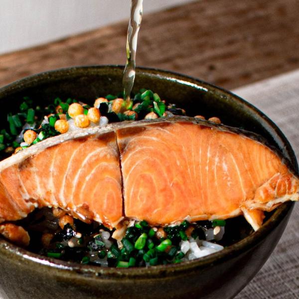 高級海鮮切り身だし茶漬け（ふぐ茶漬の伝統・製法を活かし、レトルト加工された切り身で素材の味・食感そのままに。高級料亭さながらの出汁つゆが決め手の本格お茶漬けの素。ちょっと贅沢な料亭気分でお茶漬けをお楽しみください。【原材料名】〈切り身〉ベニ...