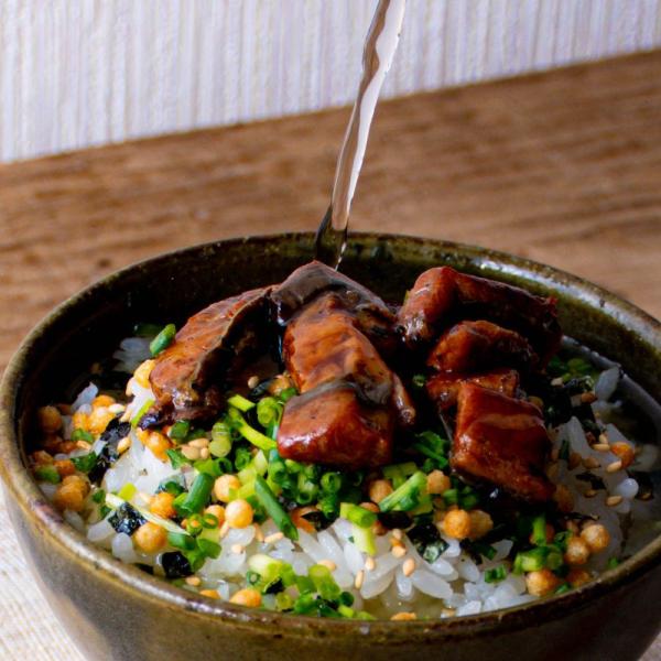 高級海鮮切り身だし茶漬け（ふぐ茶漬の伝統・製法を活かし、レトルト加工された切り身で素材の味・食感そのままに。高級料亭さながらの出汁つゆが決め手の本格お茶漬けの素。ちょっと贅沢な料亭気分でお茶漬けをお楽しみください。【原材料名】〈うなぎ〉うな...