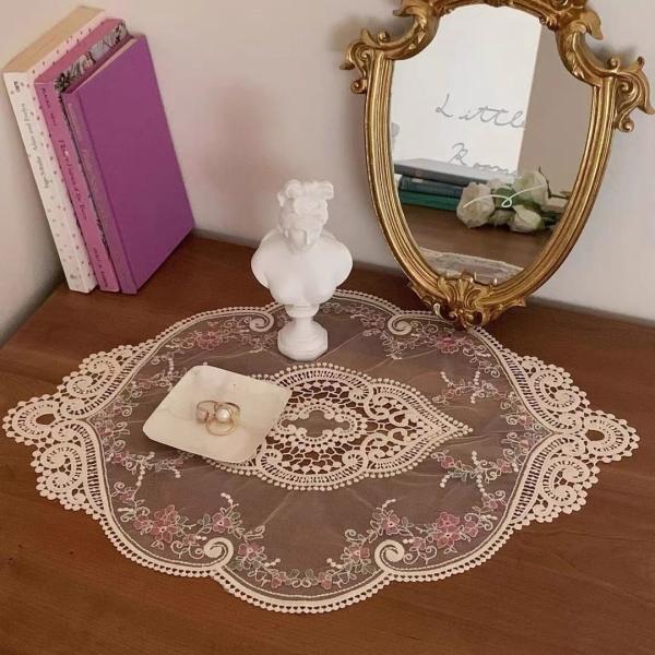 こちらお取り寄せ商品(2週間前後)になります。アンティーク風なレースのクロスです。棚の上に載せるだけでも映えます。サイズは32cm×45cmです。※海外から取り寄せた輸入品です。海外製特有の作りの甘さがあることがあります。検品はしましたが、...