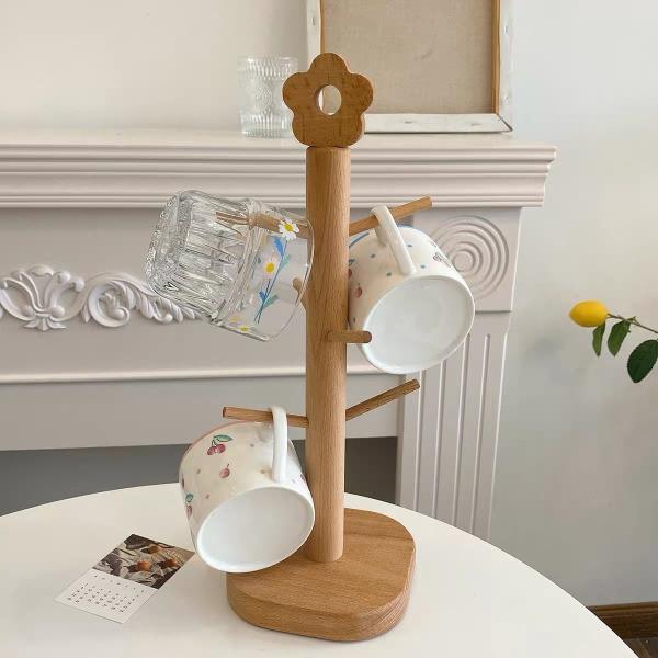 こちらお取り寄せ商品(2週間前後)になります。木製のマグカップツリーです。お気に入りのマグカップを飾ったりアクセサリーを飾っても素敵です。サイズは高さ25cm幅13cmです※海外から取り寄せた輸入品です。海外製特有の作りの甘さがあることがあ...