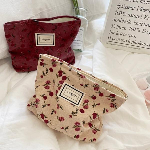 ※こちらお取り寄せ商品(2週間前後)になります。薔薇のマルチポーチサイズ：約26cm×18cm※海外から取り寄せた輸入品です。海外製特有の作りの甘さがあることがあります。検品はしましたが、細かい点(色ムラ、プリント割れ、プリントかすれ、糸ほ...