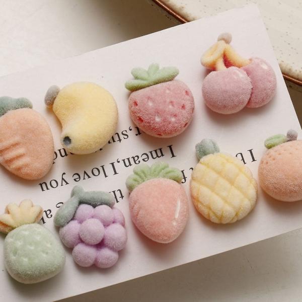 ※こちらお取り寄せ商品(3週間前後)になります。デコパーツ 50個入りサイズは画像の通りです。種類はランダムになります。※海外から取り寄せた輸入品です。海外製特有の作りの甘さがあることがあります。検品はしましたが、細かい点(色ムラ、プリント...