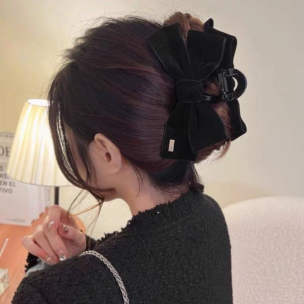 ※こちらお取り寄せ商品(3週間前後)になります。ヘアクリップブラック※海外から取り寄せた輸入品です。海外製特有の作りの甘さがあることがあります。検品はしましたが、細かい点(色ムラ、プリント割れ、プリントかすれ、糸ほつれ、サイズ感等)が気にな...