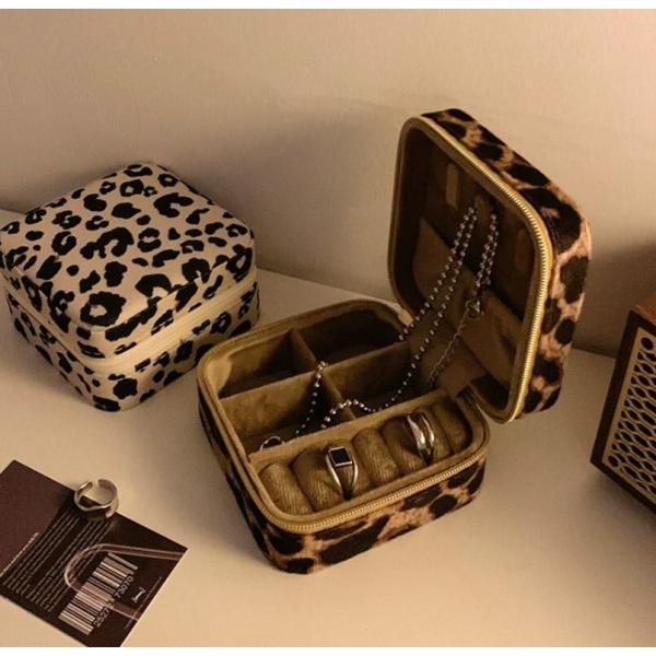 ※こちらお取り寄せ商品(3週間前後)になります。アクセサリー収納ケースサイズ 約10×10×5cm【材質】PU※海外から取り寄せた輸入品です。海外製特有の作りの甘さがあることがあります。検品はしましたが、細かい点(色ムラ、プリント割れ、プリ...