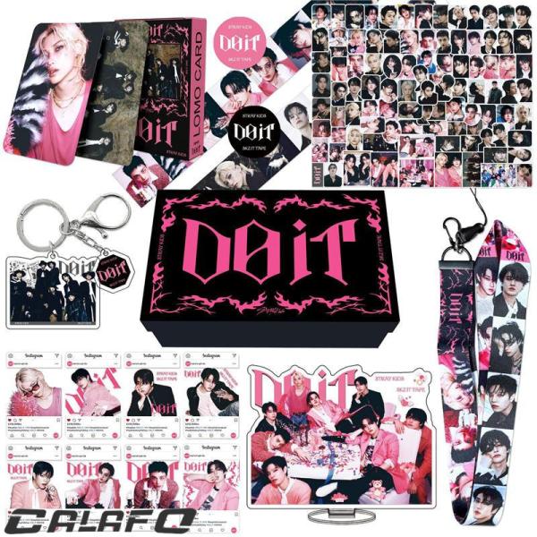 セット内容：キーリング1個、アクリルスタンド1個、手帳テープ2個、ストラップ1個、フォトカード（透明、8枚）、フォトカード（55枚）、シールセット（97枚）ボックスのサイズ：15.5*10*5.8cm※キーリング/写真立て：印刷は両面鏡像効...