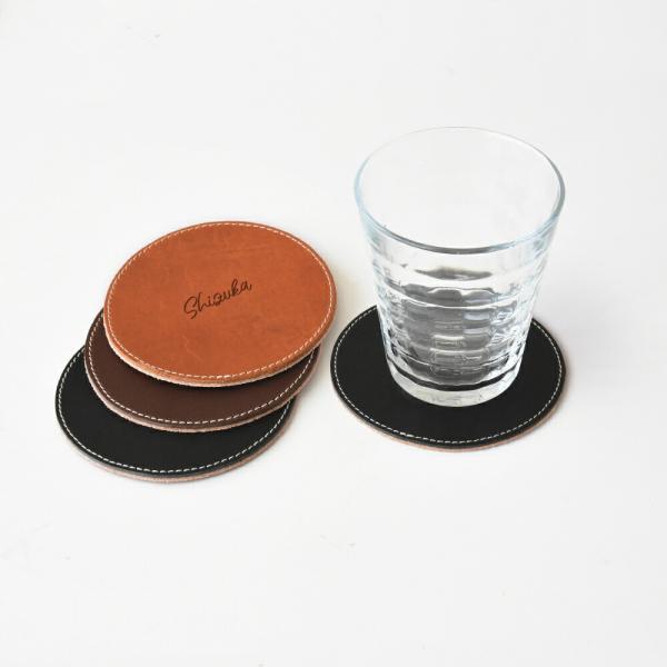名入れ可能 レザーコースター 「ソフトオイルレザー」【名入れ】世界に一つだけの特別なコースターに。  高級感ある本革製。ギフトや誕生日、母の日の贈り物にぴったりです。コンパクトミラー 拡大鏡付き 名入れ 名前入り レーザー刻印 丸型 携帯ミ...