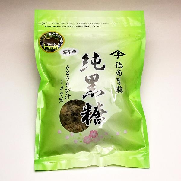 ・「幻の黒糖」と言われていた、知る人ぞ知る徳之島の黒砂糖。ついに「日本一の黒糖」に選ばれました●普通の黒砂糖独特のくどさなどがなく、むしろすっきりした味わいの中に多少の苦味すら感じます。そして、その苦味の中から、黒糖独特のコクのある甘さがじ...