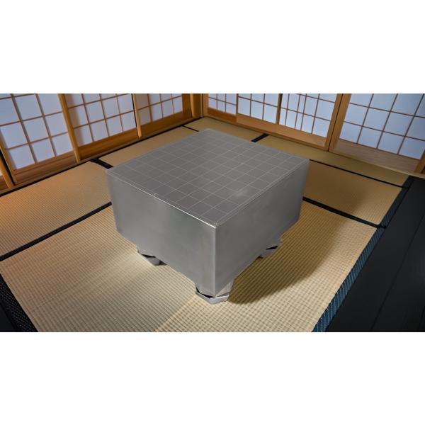 ステンレス製将棋盤・総重量　9kg・寸法　幅36.3cm×奥行33.3cm×高さ29.8cm・材質　ステンレス製(SUS304)※注意事項・駒や駒台は付属しておりません。足付盤のみの販売となります。・未使用ですが 多少傷があるため、アウトレ...