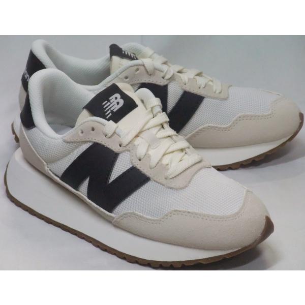 70年代から80年代のランニングシューズのスリム＆ロープロファイルなシルエットを現代風にリファインし、印象的なビッグNロゴで仕上げたユニセックスモデル＜MS327>です。アッパーよりも接地面積を大きくとった厚底でボリュームのあるアウト...