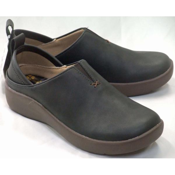 足あたりが優しい合皮を甲素材に使用したスリッポンカジュアルシューズです。履き口のセンターにスリットでゴムを配し、踵は踏んでも履ける仕様で脱ぎ履きが楽にできます。幅広4E設計で締め付け感なくゆったり履けます。アウトソールはゴム素材を接地面の一...