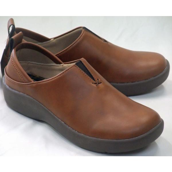 足あたりが優しい合皮を甲素材に使用したスリッポンカジュアルシューズです。履き口のセンターにスリットでゴムを配し、踵は踏んでも履ける仕様で脱ぎ履きが楽にできます。幅広4E設計で締め付け感なくゆったり履けます。アウトソールはゴム素材を接地面の一...