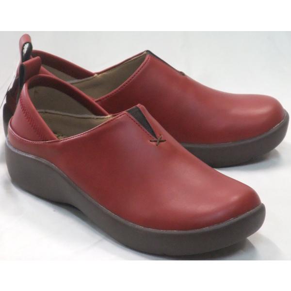 足あたりが優しい合皮を甲素材に使用したスリッポンカジュアルシューズです。履き口のセンターにスリットでゴムを配し、踵は踏んでも履ける仕様で脱ぎ履きが楽にできます。幅広4E設計で締め付け感なくゆったり履けます。アウトソールはゴム素材を接地面の一...