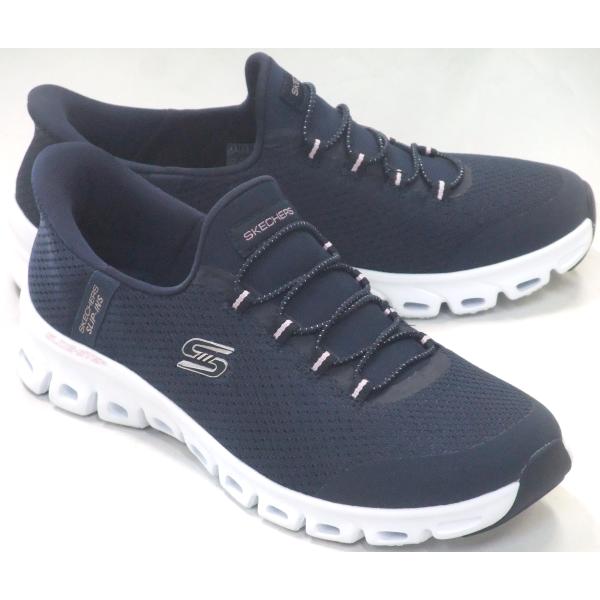 大人気の手を使わずに履ける＜スケッチャーズ＞のスリップインズスニーカーです。独自のHeel Pillow（ヒールピロー）を搭載したヴィーガン(動物由来成分を含まない)スタイルの一足です。固定式ストレッチレースを配したメッシュのアッパーと、ク...