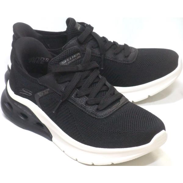 スケッチャーズの手を使わずに履ける！スリップインズシリーズのスニーカーです。立ったままハンズフリーで靴の脱ぎ履きが可能です。エンジニアードニット素材のアッパーと低反発素材のスケッチャーズ メモリーフォームインソールが特徴のレースアップタイプ...