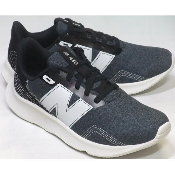 スリムなフォルムに、ステッチングとビッグNロゴが印象的な＜WE430>です。ソフトのアッパー素材にアイローとサドル部のNロゴが一体化したサポートパーツを採用し、紐を縛ることで甲周りをしっかりサポートします。軽量性に優れるEVAミッドソ...